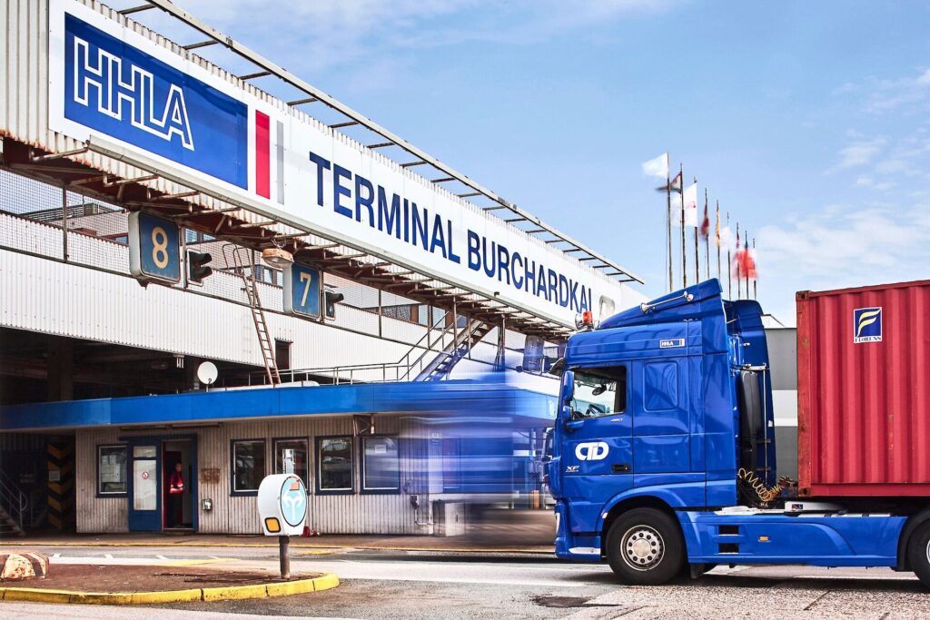 Truck-at-the-gate-of-Container-Terminal – Hub News